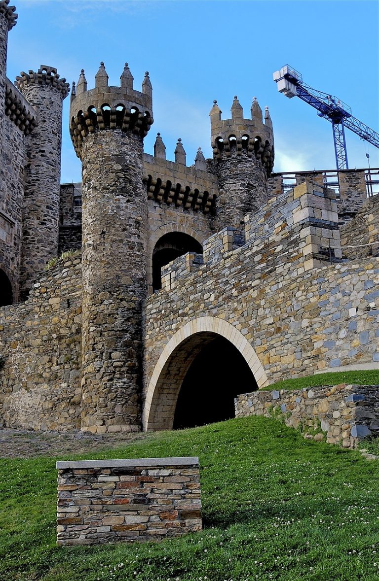 10 Extraordinary Spanish Castles | Language Atlas